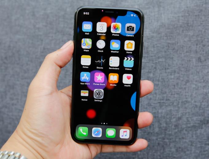 iPhone X đầu tiên về Việt Nam, giá 60 triệu đồng